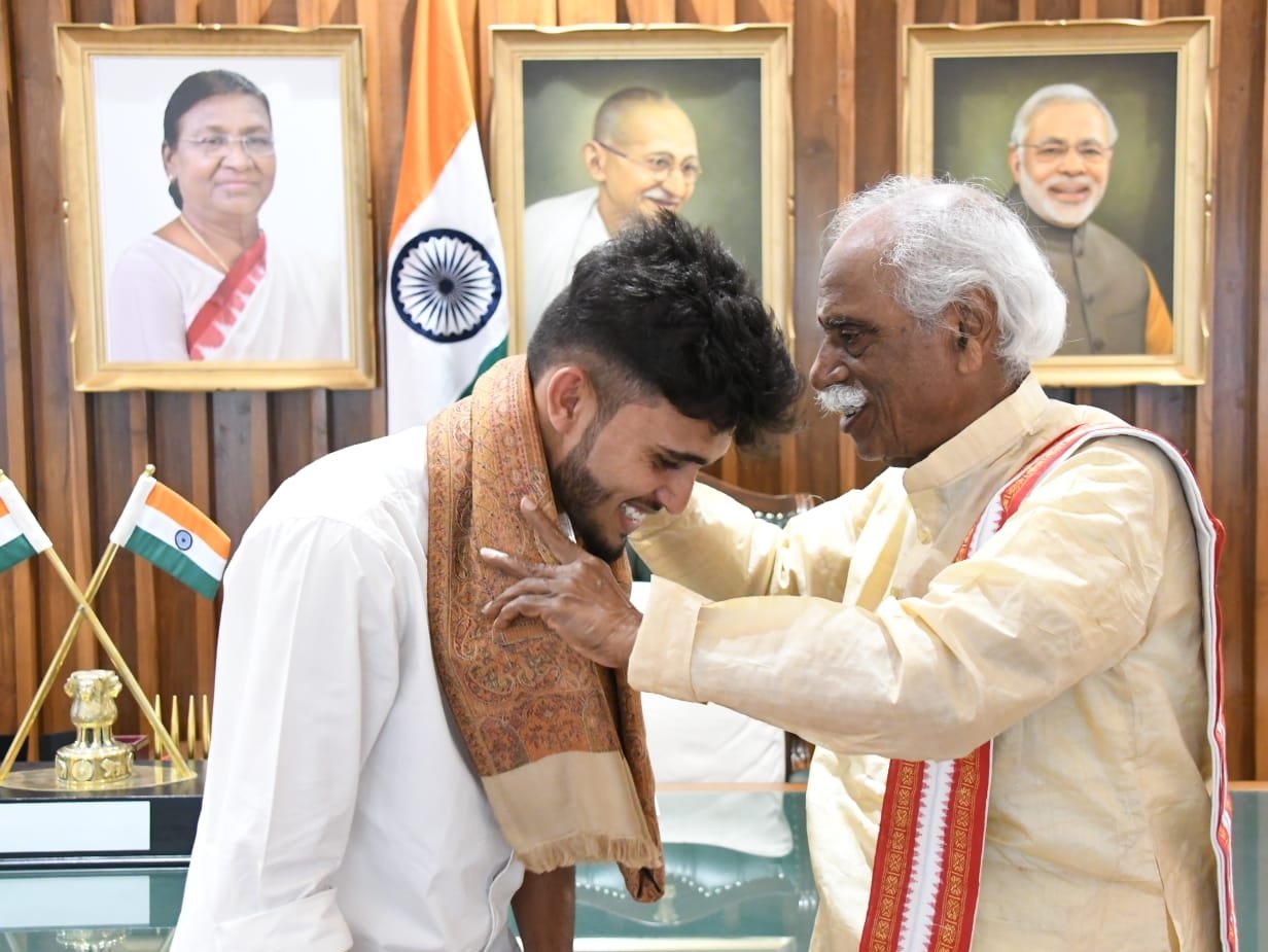 Dattatraya honours ace mountaineer Yashvanth Bhukya Naik