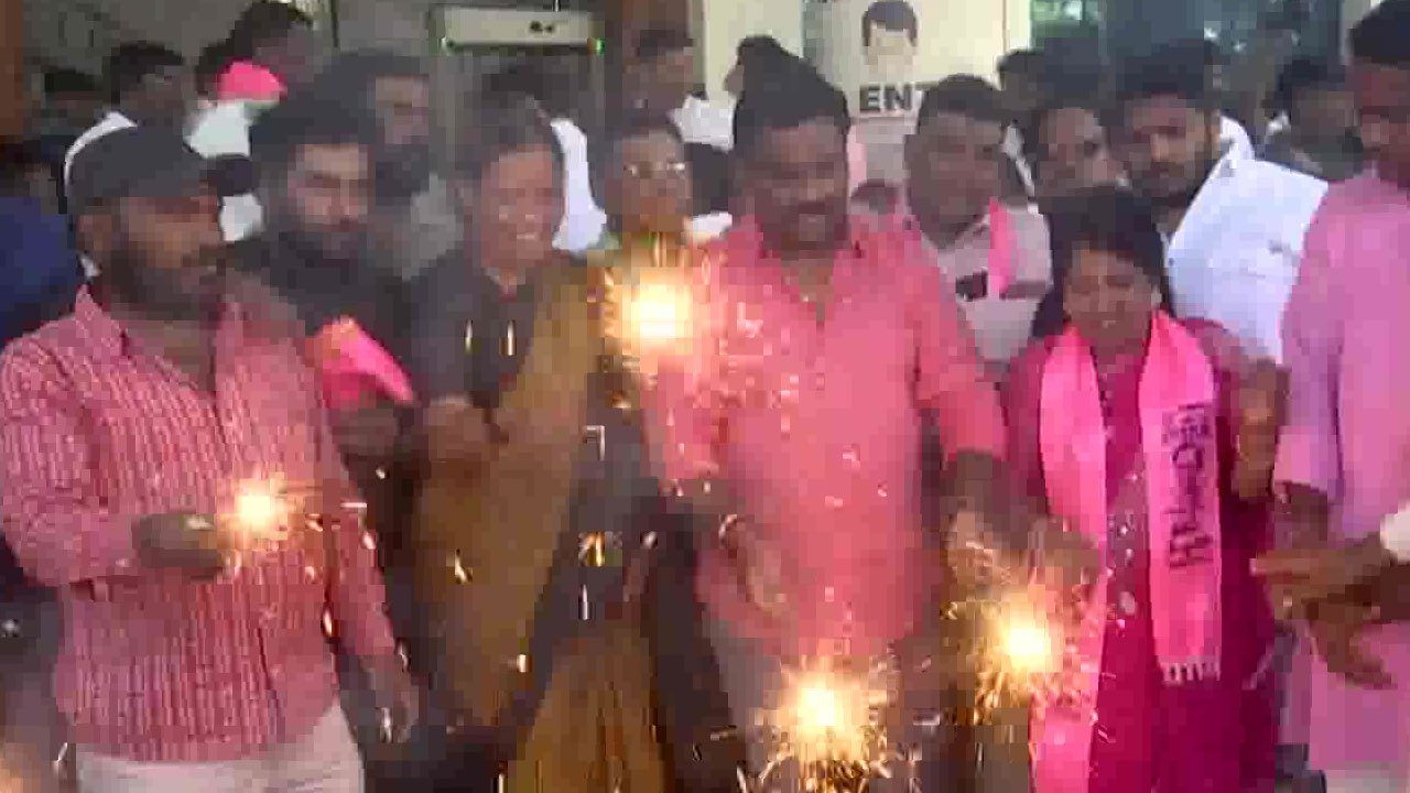 TRS cadre celebrates Munugodu by-poll victory