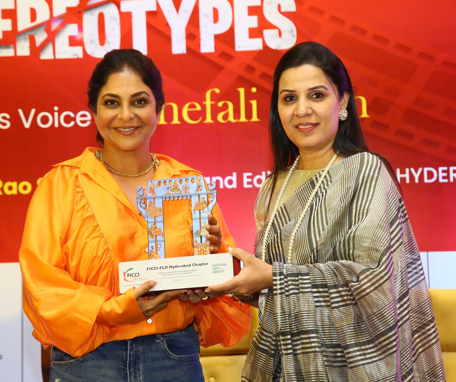 Ritu-Shah-seen-presenting-a-momento-to-Shefali-Shah | INDToday
