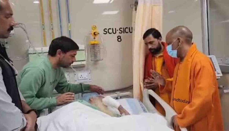 Yogi meets Mahant Satyendra Das | INDToday