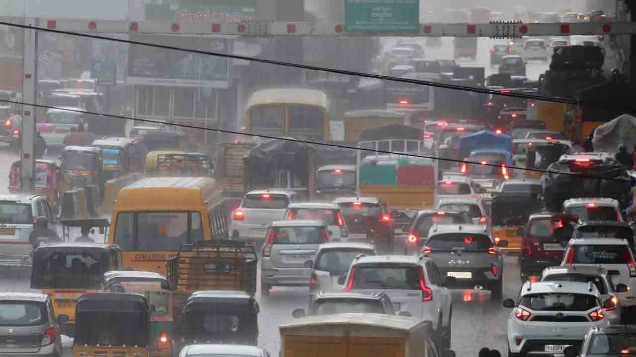 Heavy Rain: Roads Waterlogged And Massive Traffic Jam In Hyderabad
